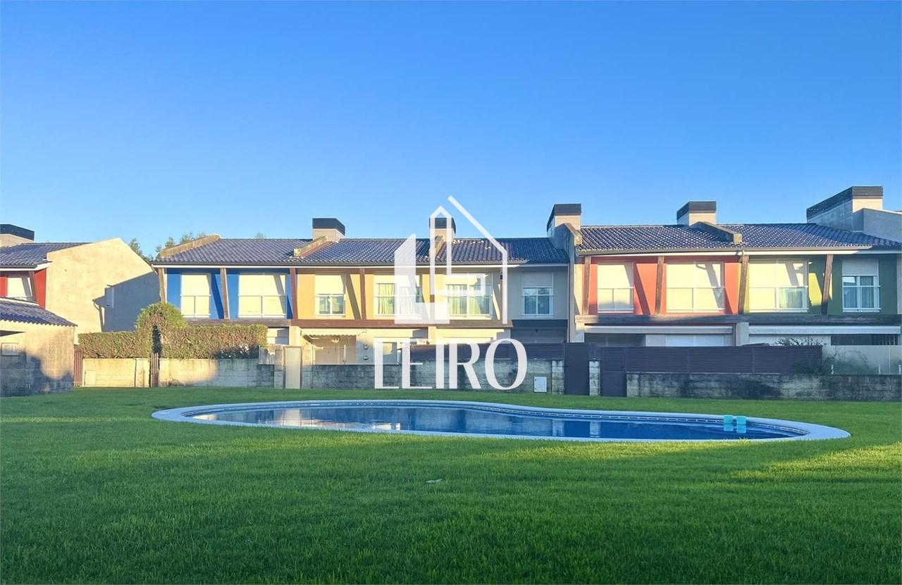 Chalet Adosado en Urbanización con Piscina zona Playa - Vilanova